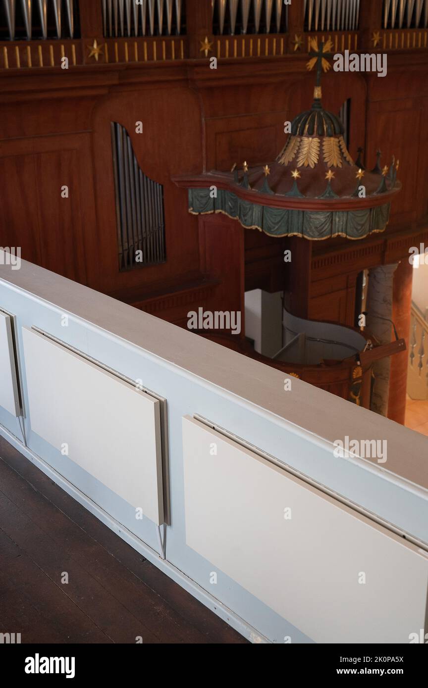 PRODUCTION - 09 September 2022, Hessen, Groß-Rohrheim: Infrared heaters ...