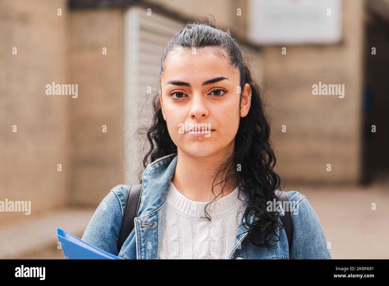 College outside serious hi-res stock photography and images - Alamy