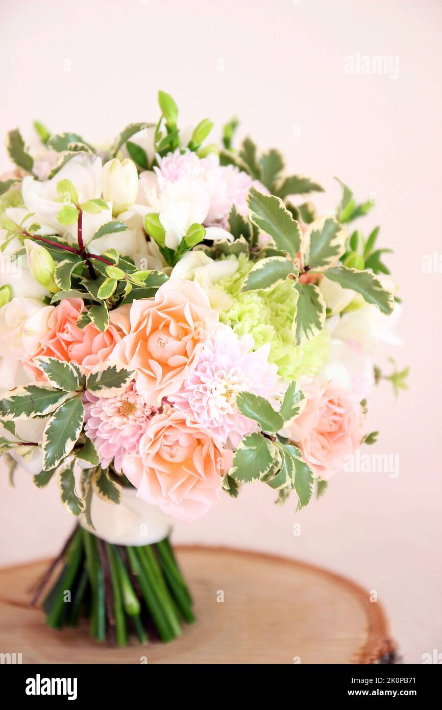 Wedding bouquet on wood table hi-res stock photography and images - Alamy