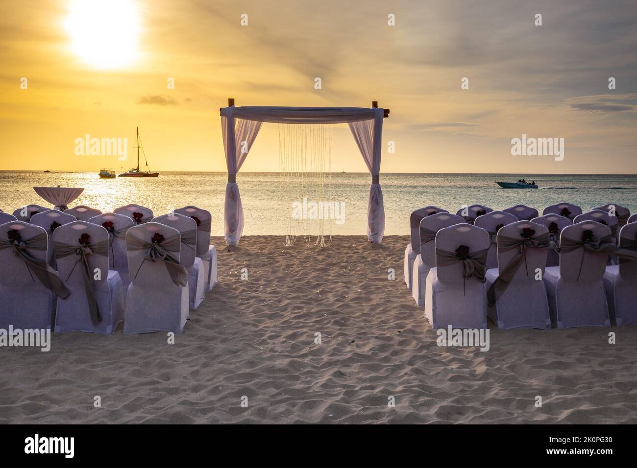 Wedding in Idyllic caribbean beach at sunset in Aruba, Dutch Antilles ...