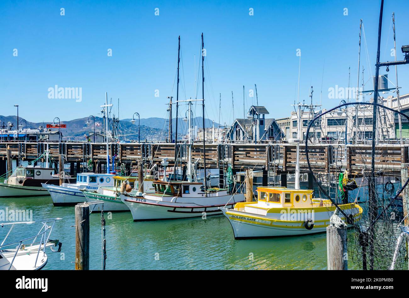 City alongside harbour hi-res stock photography and images - Alamy