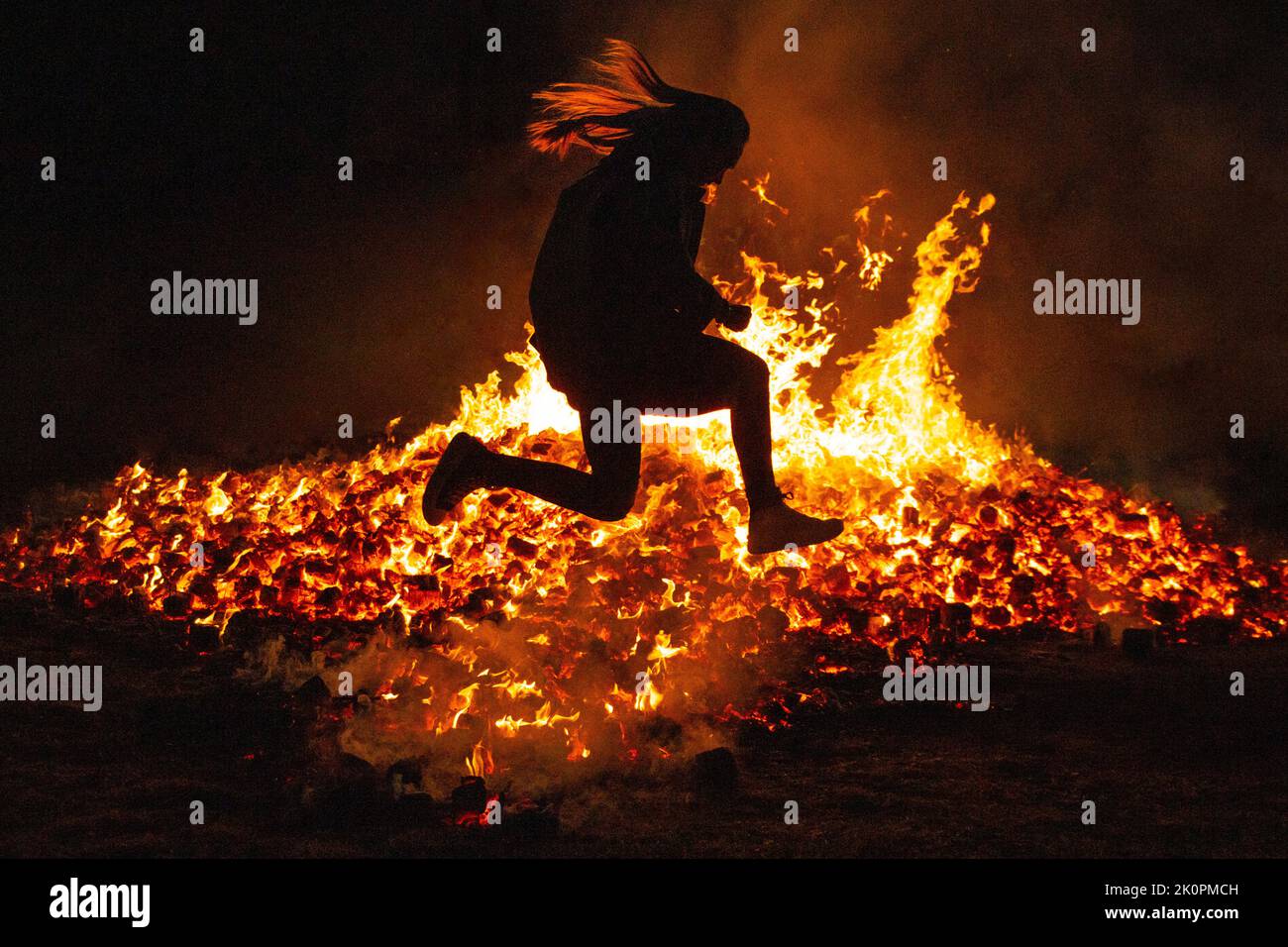 Man jumping through fire hi-res stock photography and images - Alamy