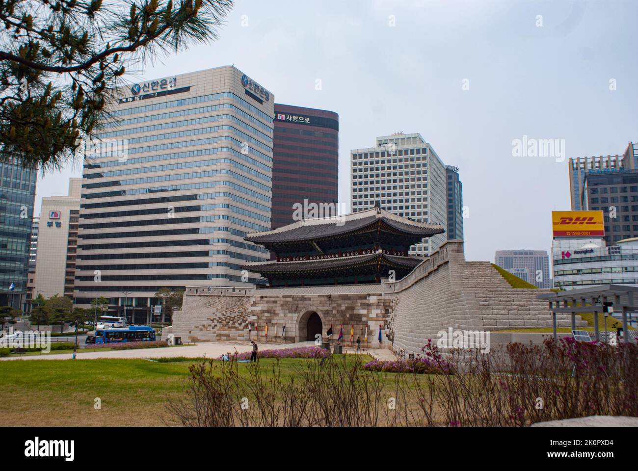 Sungnyemun 숭례문 gate in Seoul, South Korea Stock Photo - Alamy