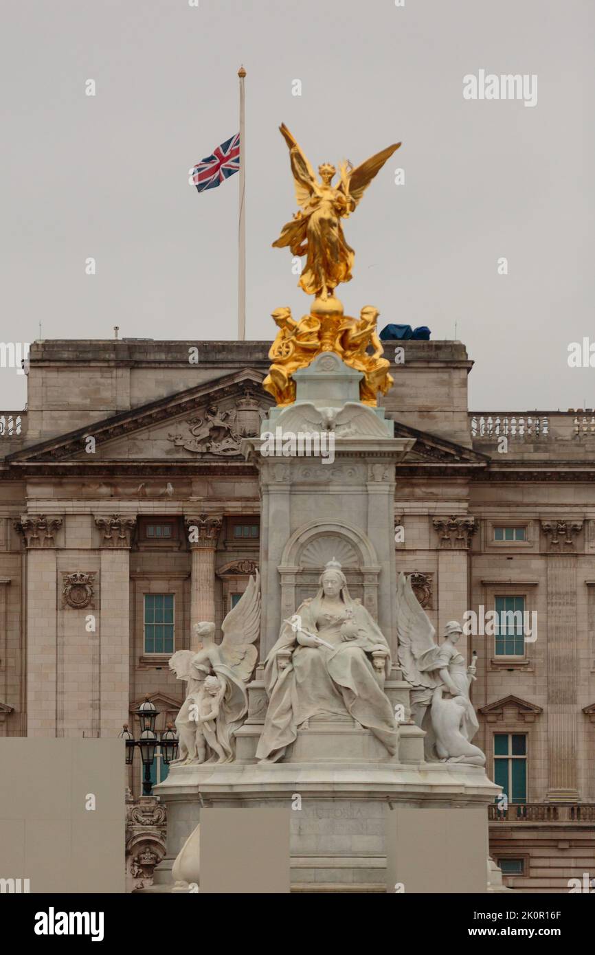 Buckingham palace queen flag hi-res stock photography and images - Alamy