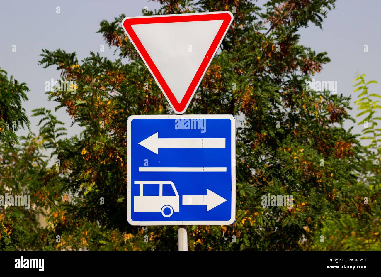 Bus lane sign hi-res stock photography and images - Alamy