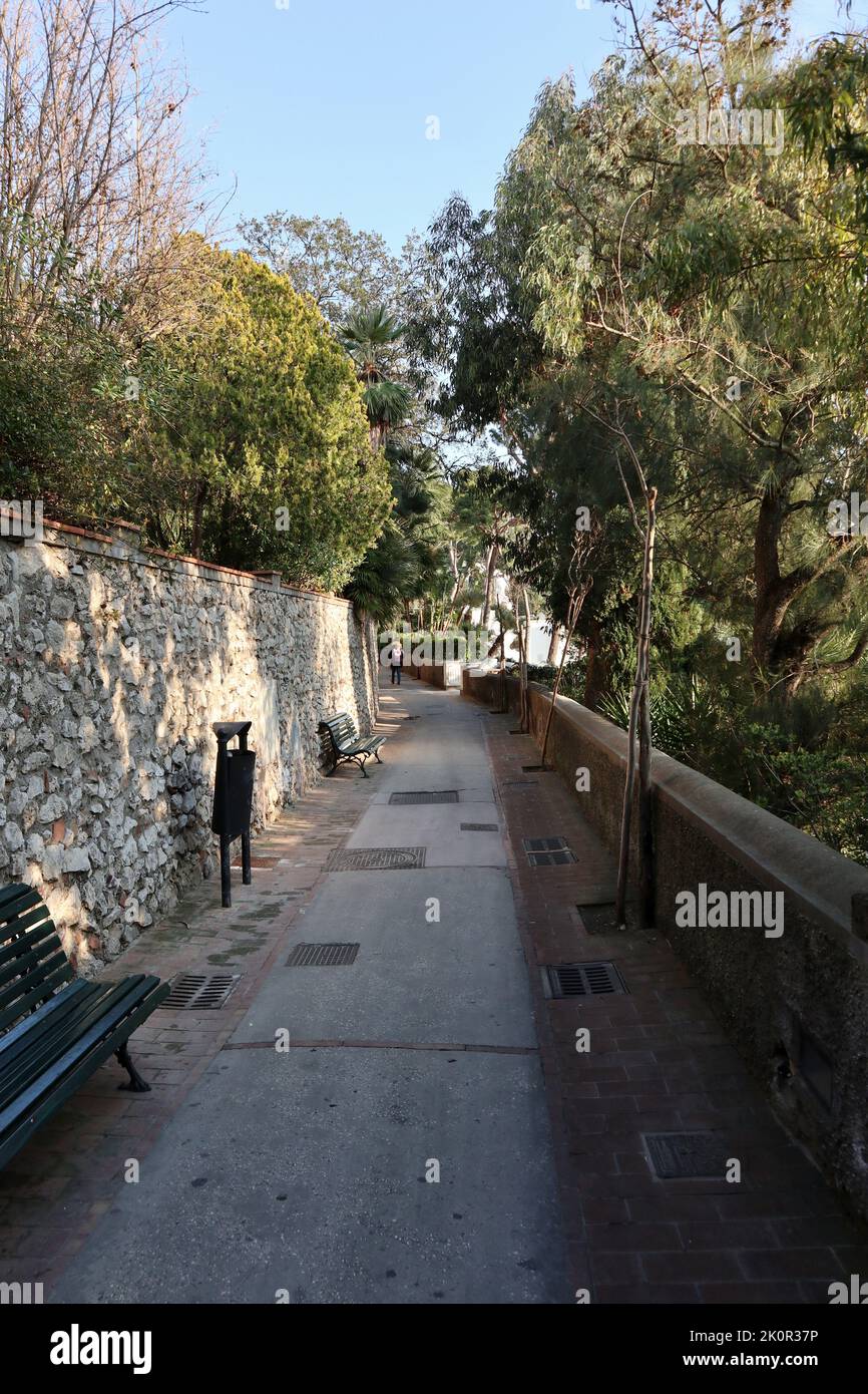 Capri - Via Tragara verso i faraglioni Stock Photo - Alamy