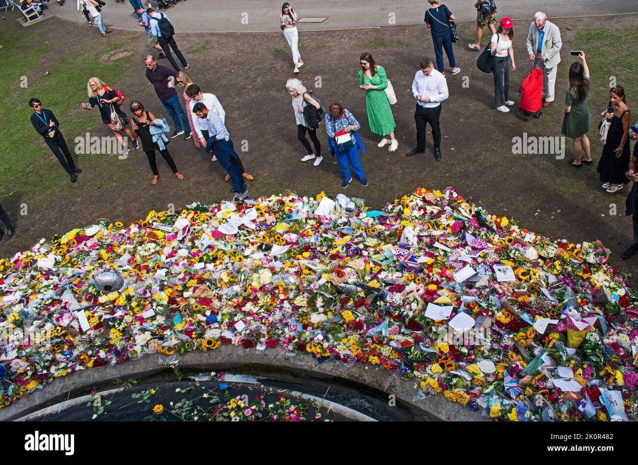 Floral tributes in London upon the death of Queen Elizabeth II Stock ...