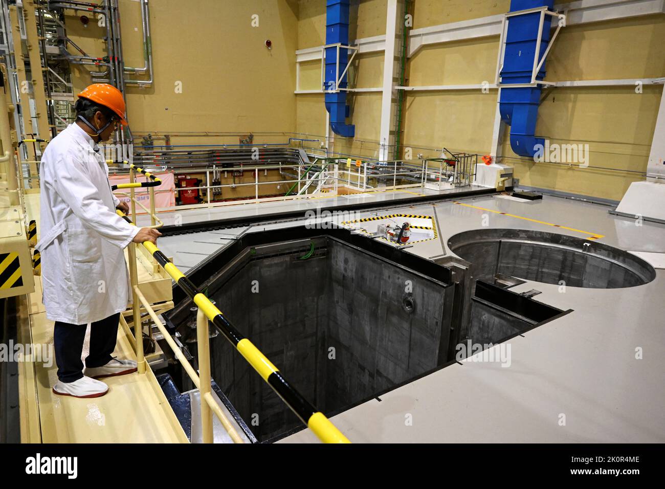 Nuclear reactor fuel pool hi-res stock photography and images - Alamy