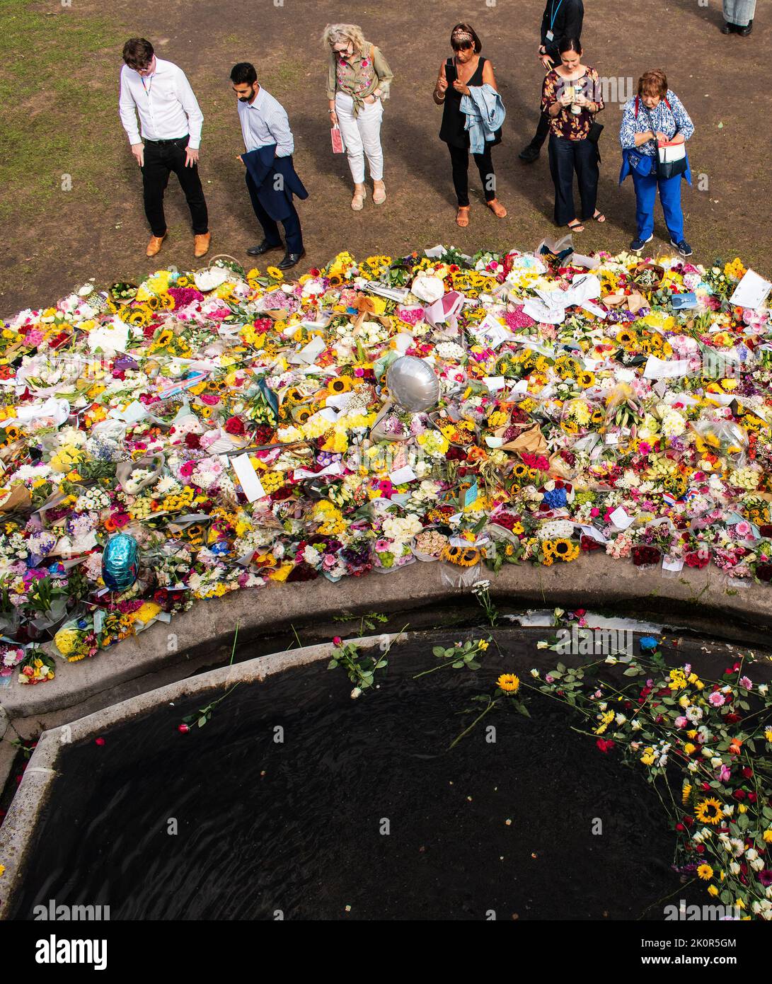 Floral tributes in London upon the death of Queen Elizabeth II Stock ...