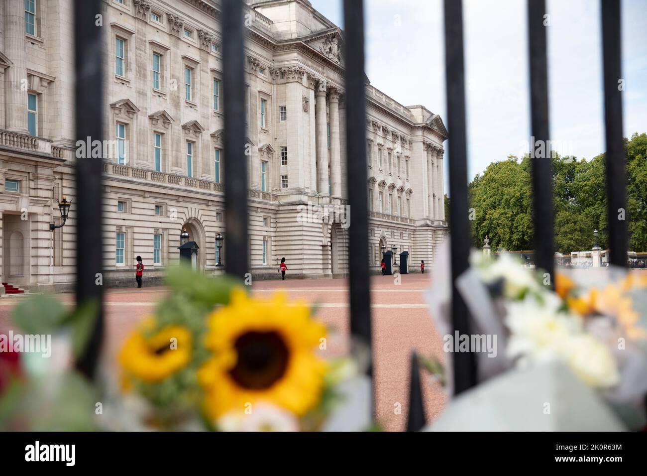 LONDON, UK - September 2022: Buckingham Palace seen through floral ...