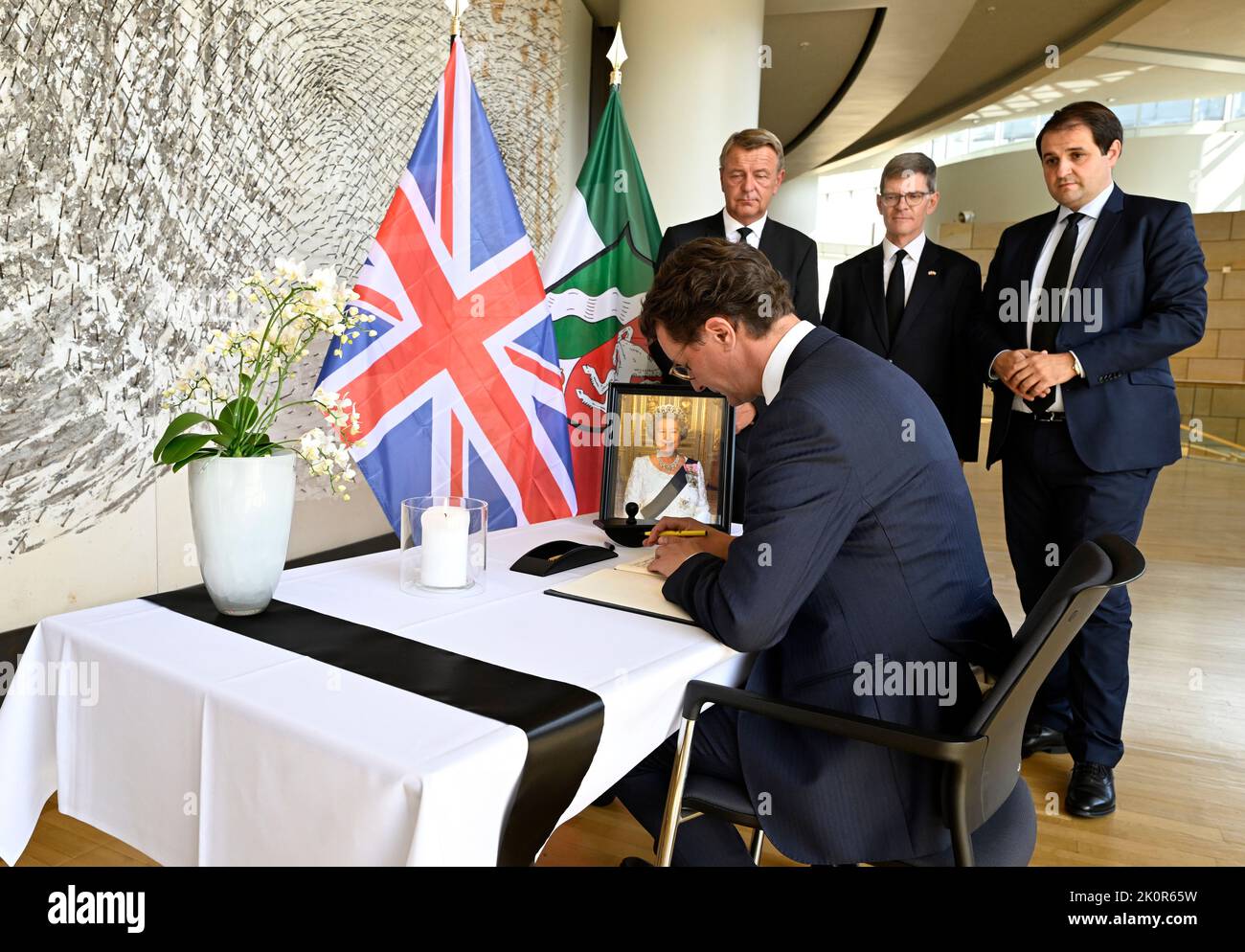 Queen elisabeth signs hi-res stock photography and images - Alamy