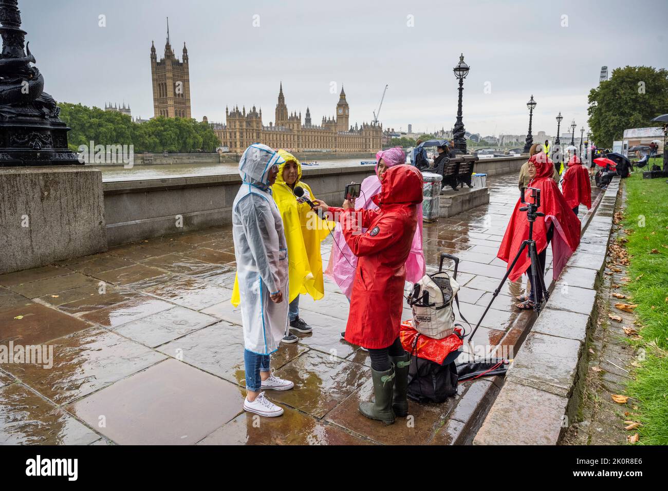 Queen queue hi-res stock photography and images - Alamy