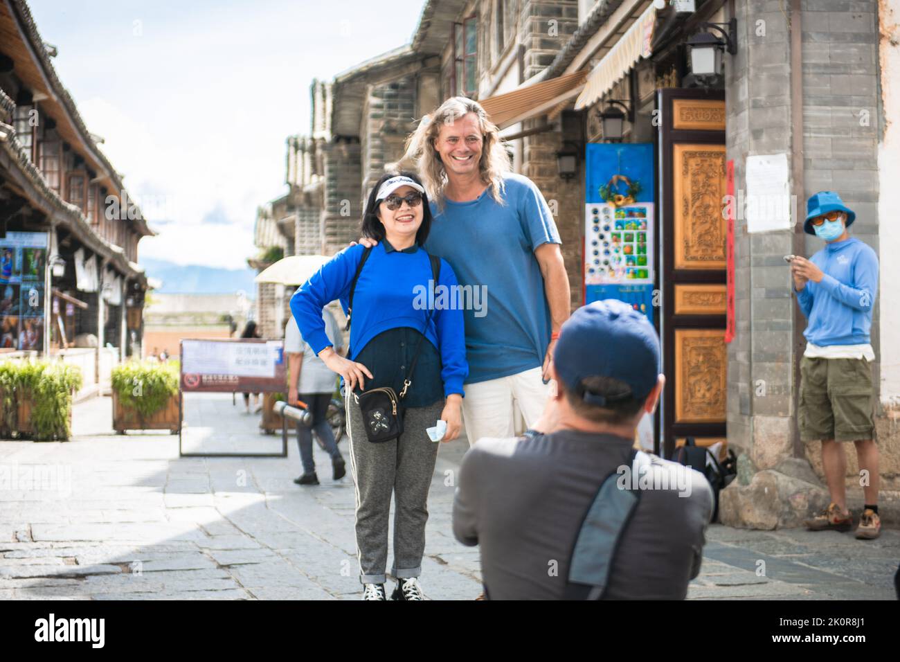 Dali. 28th Aug, 2022. Brian Linden poses for a photo with a tourist in ...