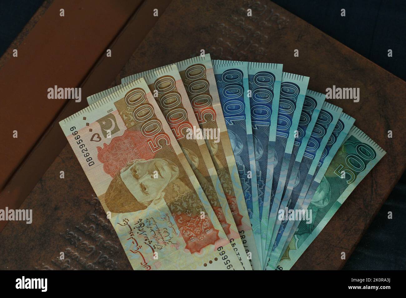 A top view of banknotes of Pakistan rupee Stock Photo - Alamy