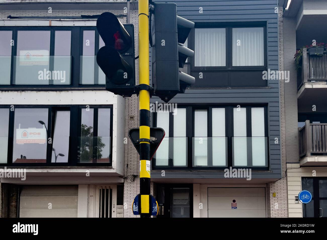 Traffic lights with modern building Stock Photo - Alamy