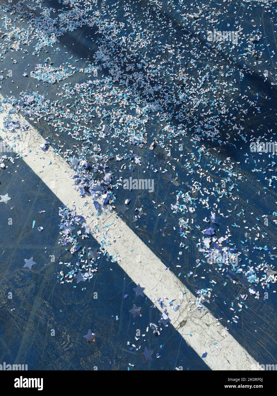 Yellow demarcation lines hi-res stock photography and images - Alamy