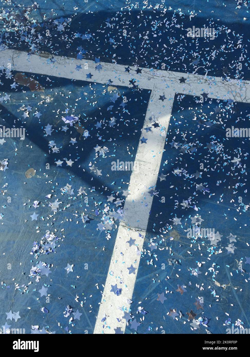 Yellow demarcation lines hi-res stock photography and images - Alamy