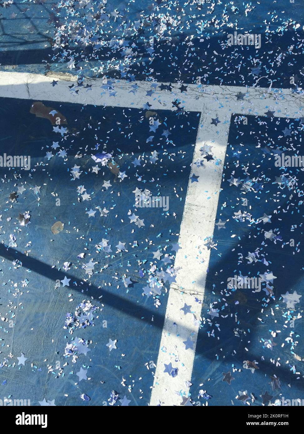 Yellow demarcation lines hi-res stock photography and images - Alamy