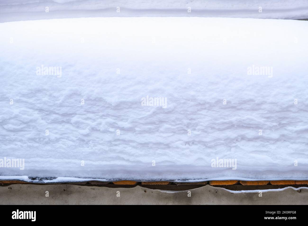 A layer of snow on the surface. Snowy winter Stock Photo - Alamy