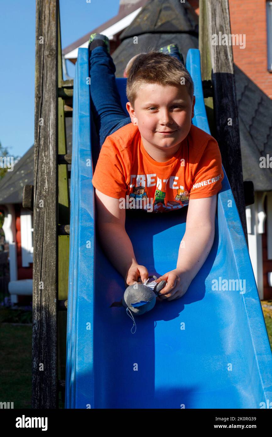 Junge auf der Rutsche Stock Photo - Alamy
