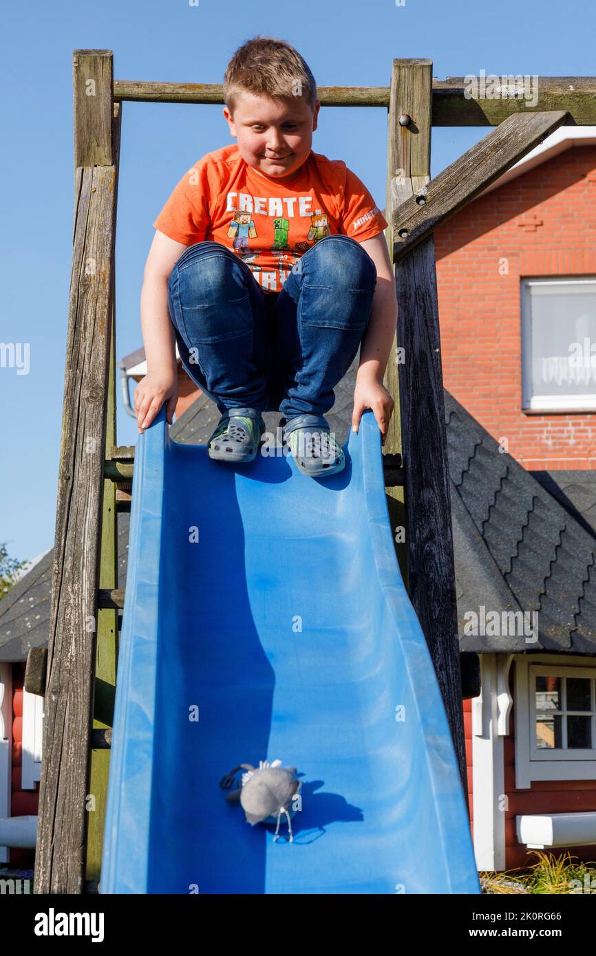 Junge auf der Rutsche Stock Photo - Alamy