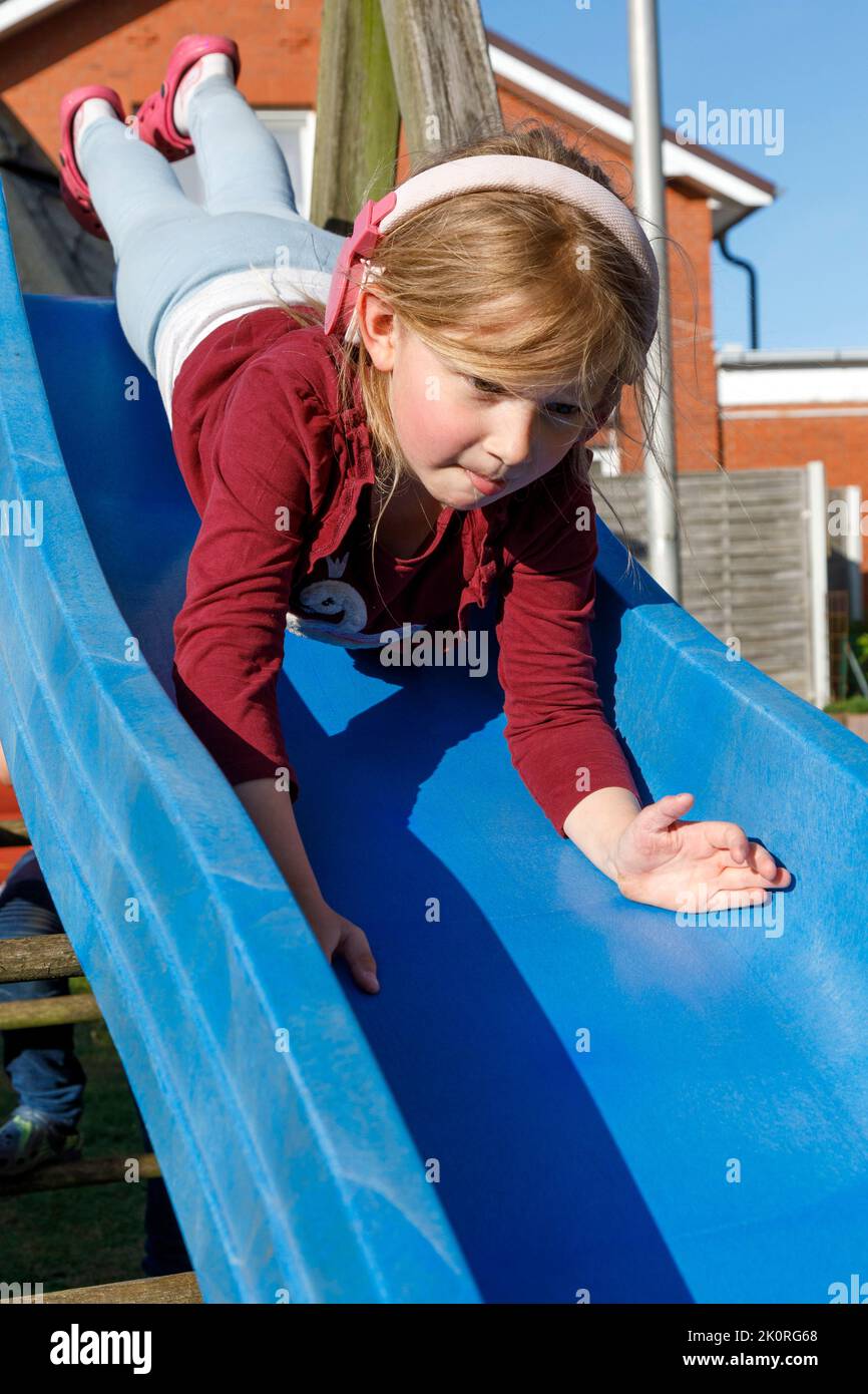 Mädchen auf der Rutsche, Bauchklatscher Stock Photo - Alamy