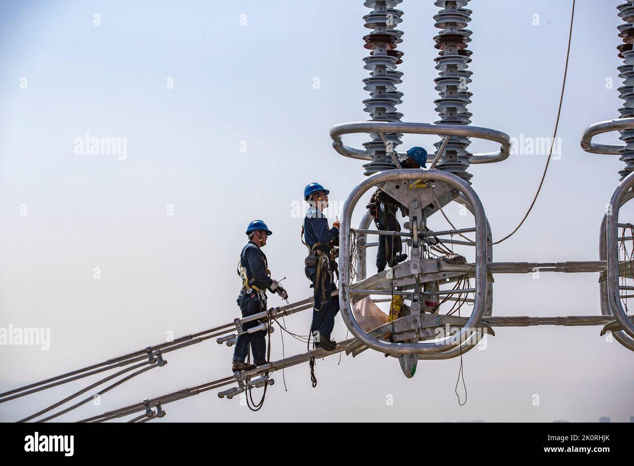 (220913) -- CHONGQING, Sept. 13, 2022 (Xinhua) -- Technicians work ...