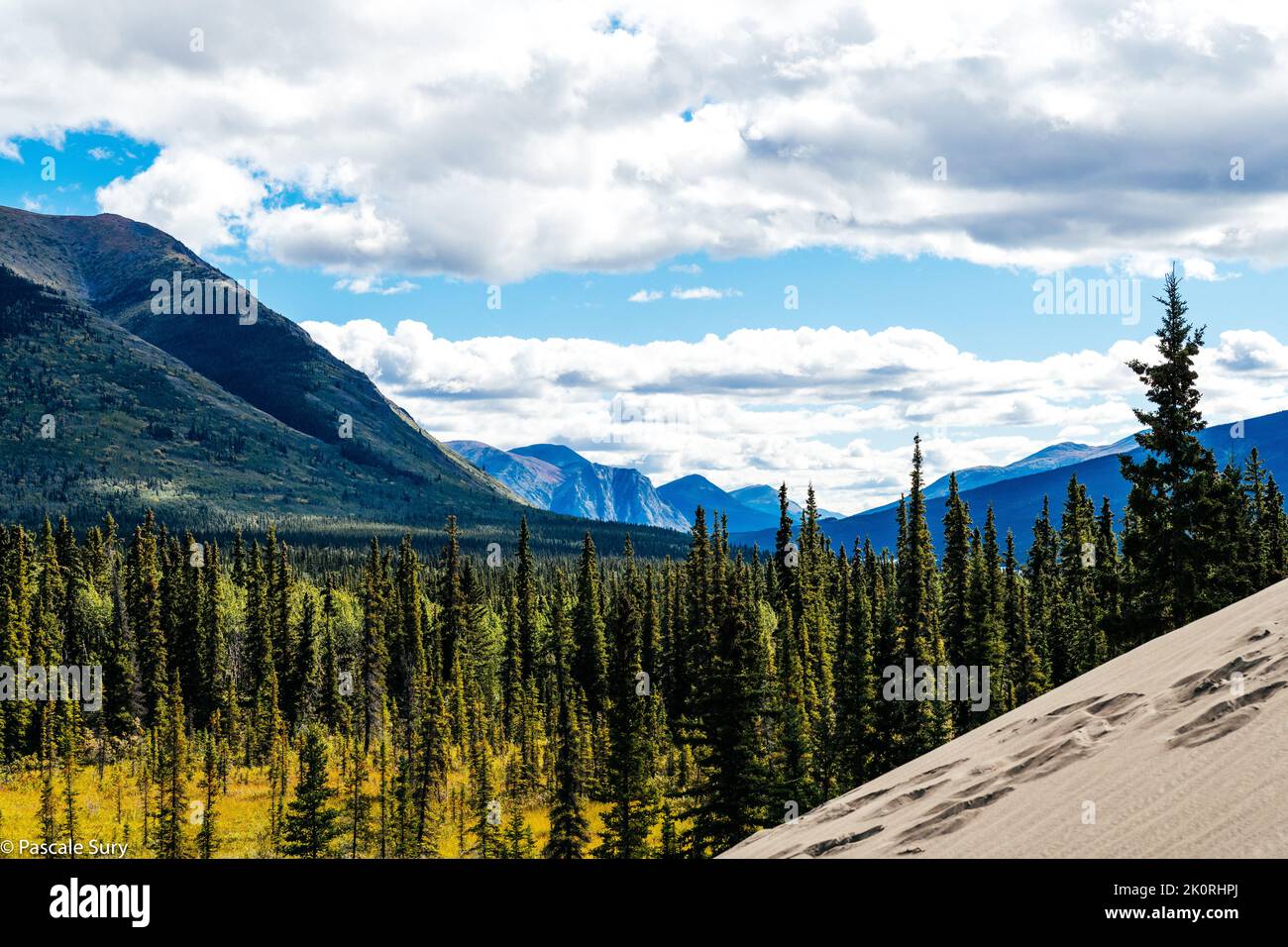 Lake emerald yukon canada mountain hi-res stock photography and images ... Lake emerald yukon canada mountain hi-res stock photography and images ...
