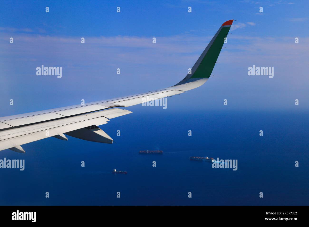 Ocean view airplane window hi-res stock photography and images - Alamy