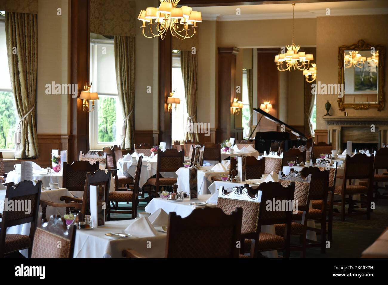 Traditional English hotel dining Stock Photo - Alamy