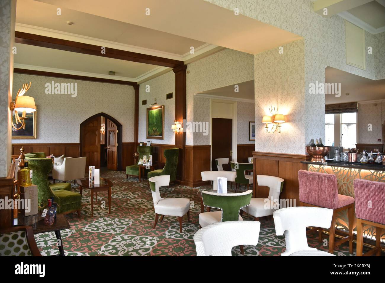 Traditional English hotel dining Stock Photo - Alamy