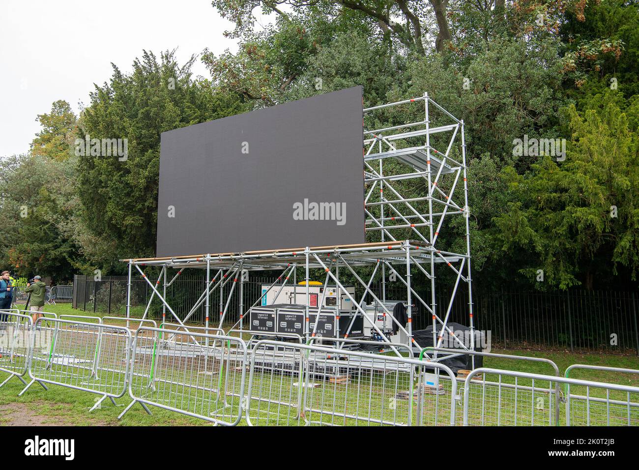 Britain news television screens hi-res stock photography and images - Alamy