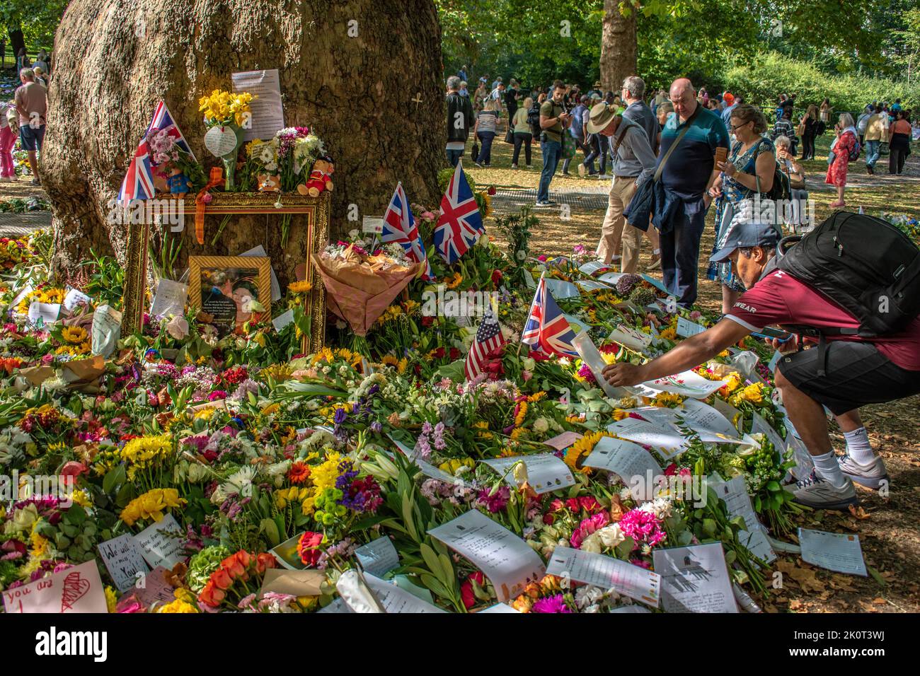 Floral tributes in London upon the death of Queen Elizabeth II Stock ...