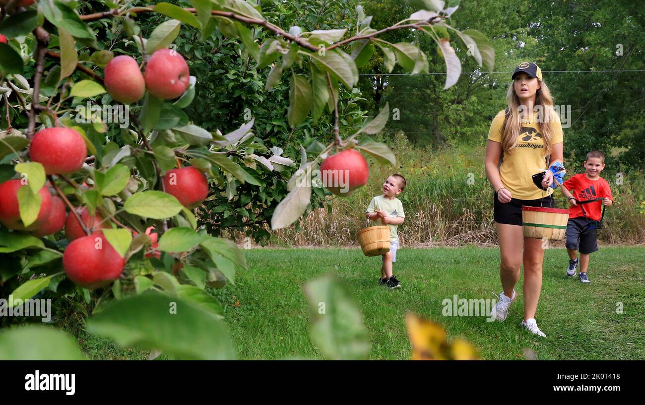 Marion, Iowa, USA. 12th Sep, 2021. Katie Mersch leads her two children ...