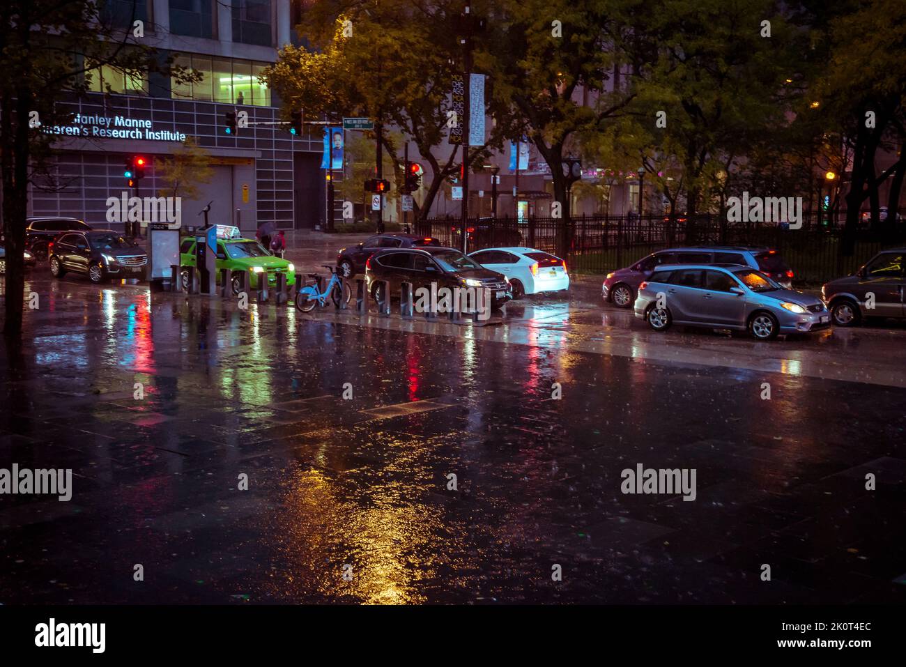 Chicago rain and traffic hi-res stock photography and images - Alamy