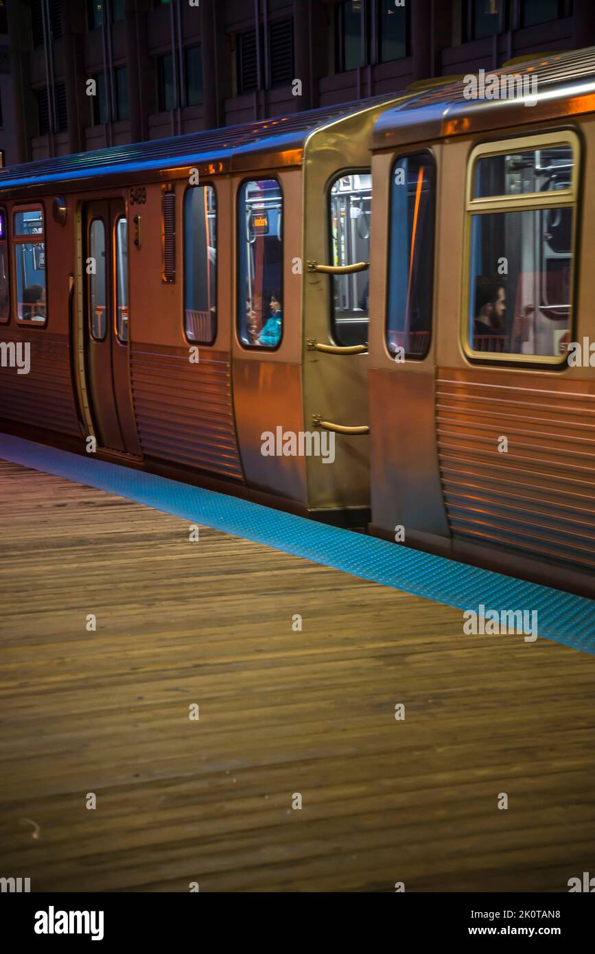 Train at Merchandise Mart L-train platform, Chicago, Illinois, USA ...