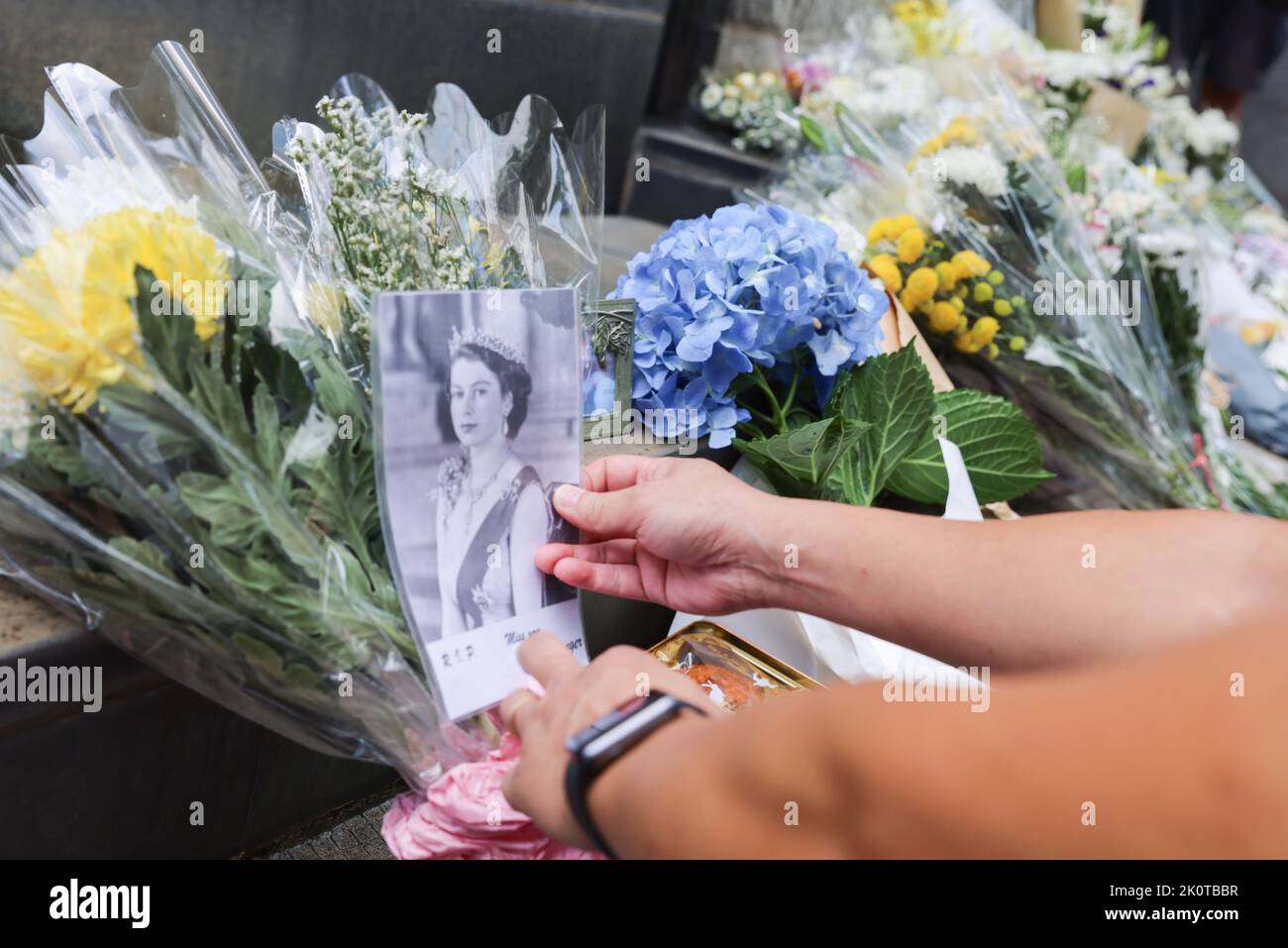 People leave floral tributes during Queen Elizabeth's death mourned ... People leave floral tributes during Queen Elizabeth's death mourned ...