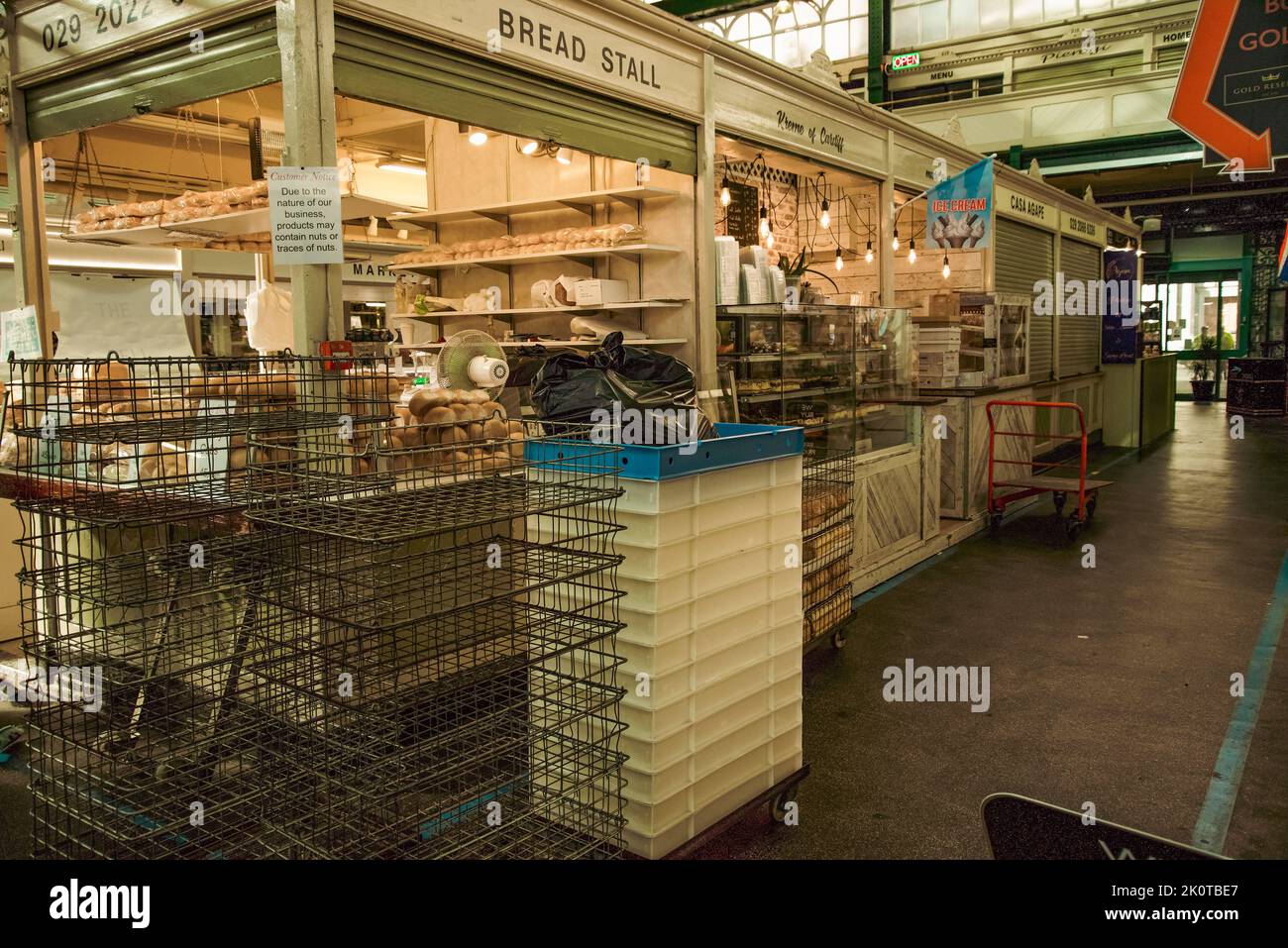 Bakery selling bread cakes hi-res stock photography and images - Alamy