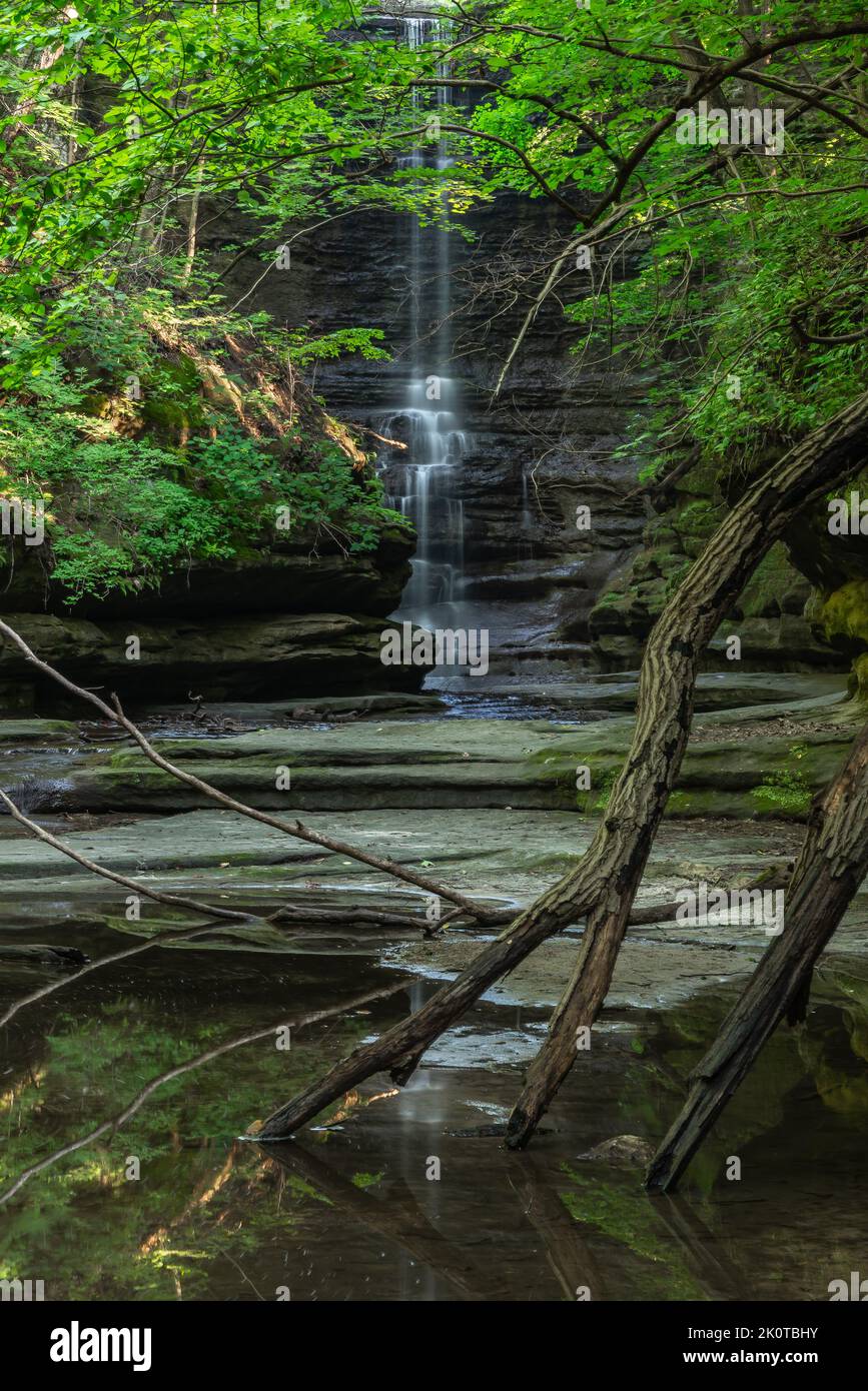 Lake Falls waterfall in Matthiessen State Park on a beautiful Summer ...