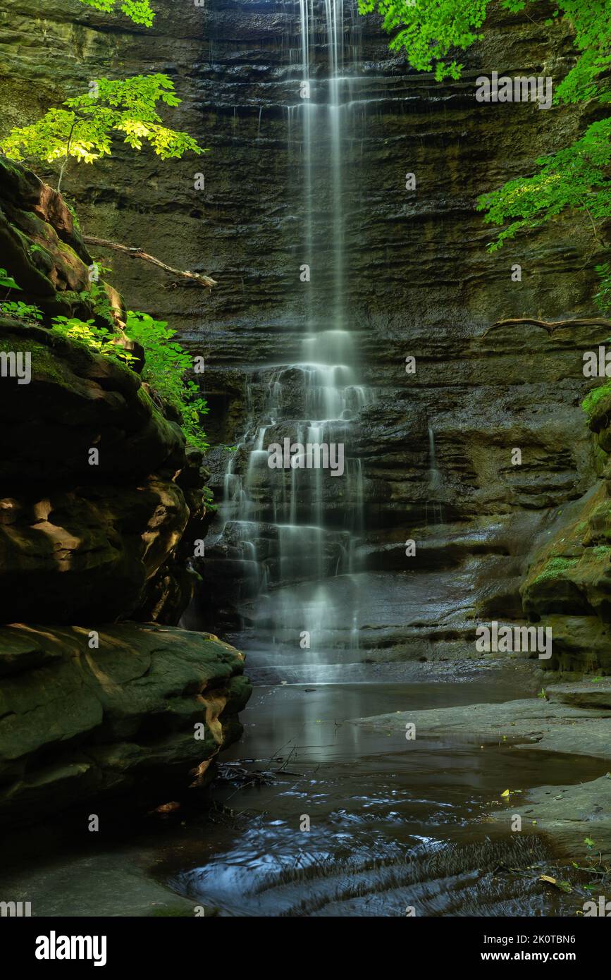 Lake Falls waterfall in Matthiessen State Park on a beautiful Summer ...