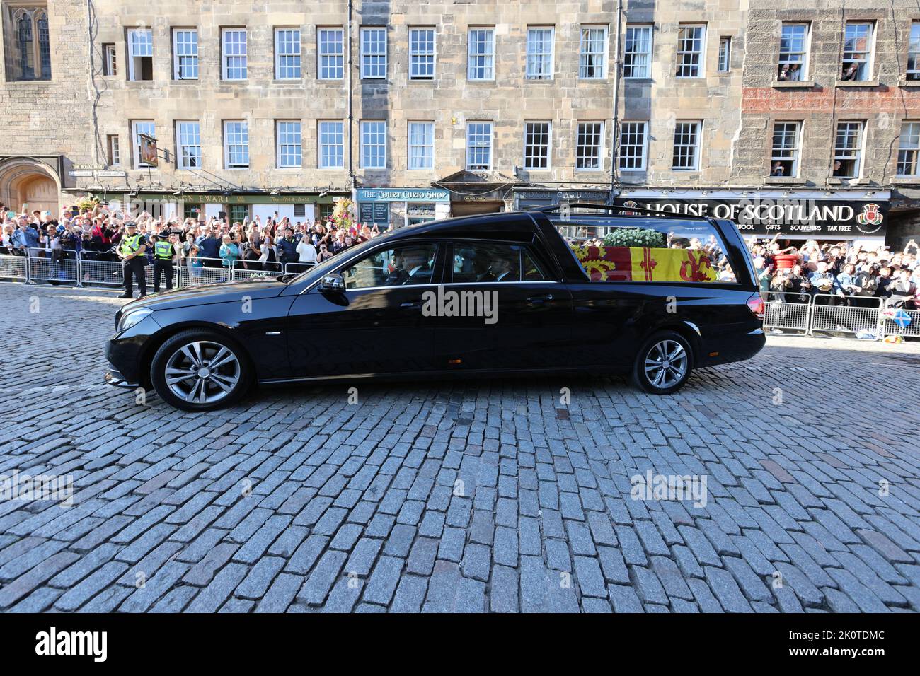 The hearse carrying the coffin of Queen Elizabeth II departs St Giles ...