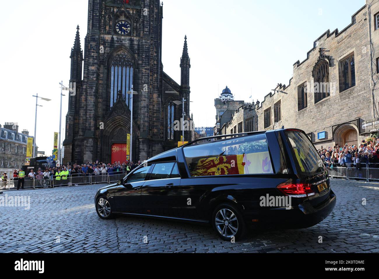 The hearse carrying the coffin of Queen Elizabeth II departs St Giles ...
