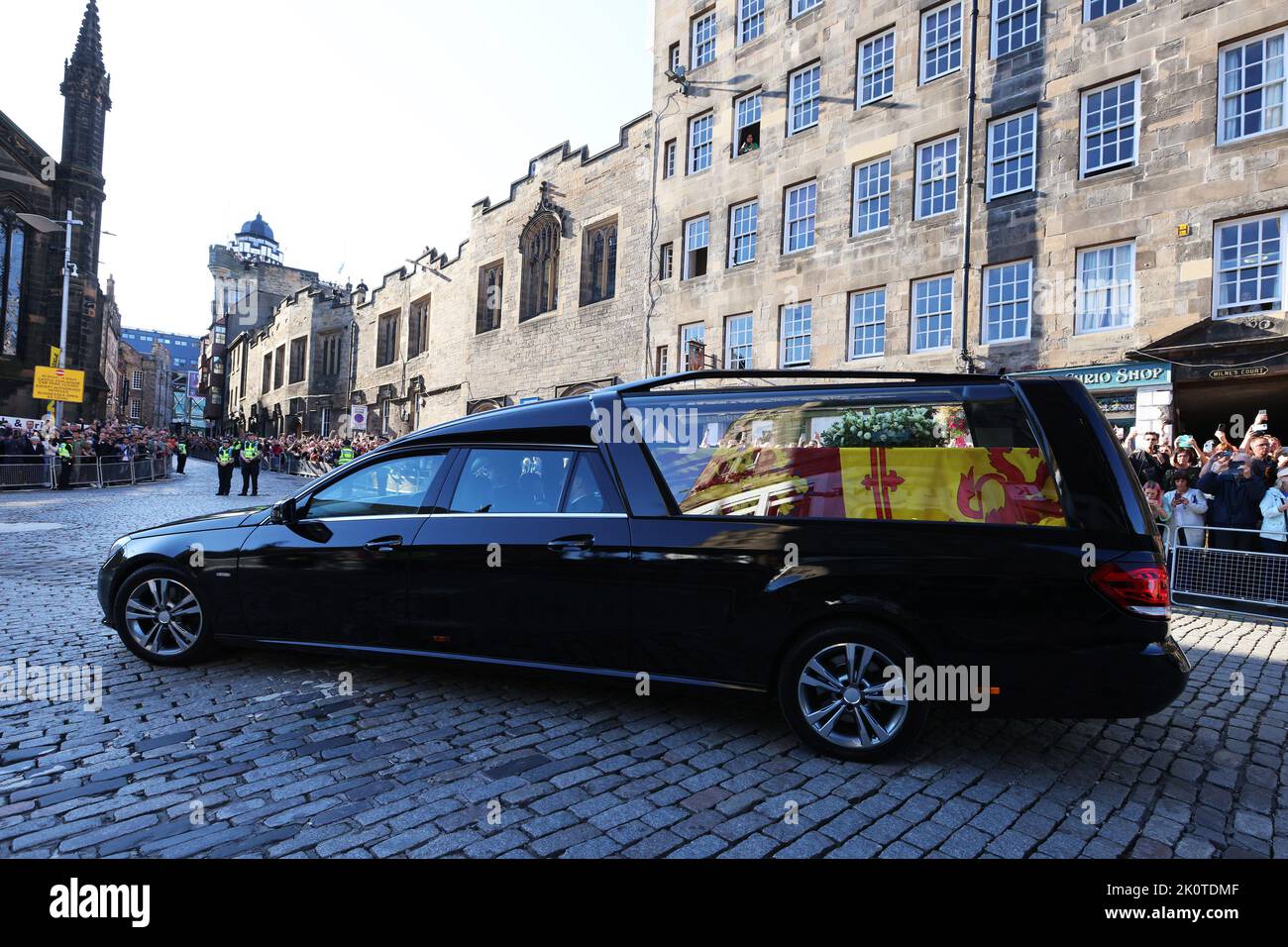 The hearse carrying the coffin of Queen Elizabeth II departs St Giles ...