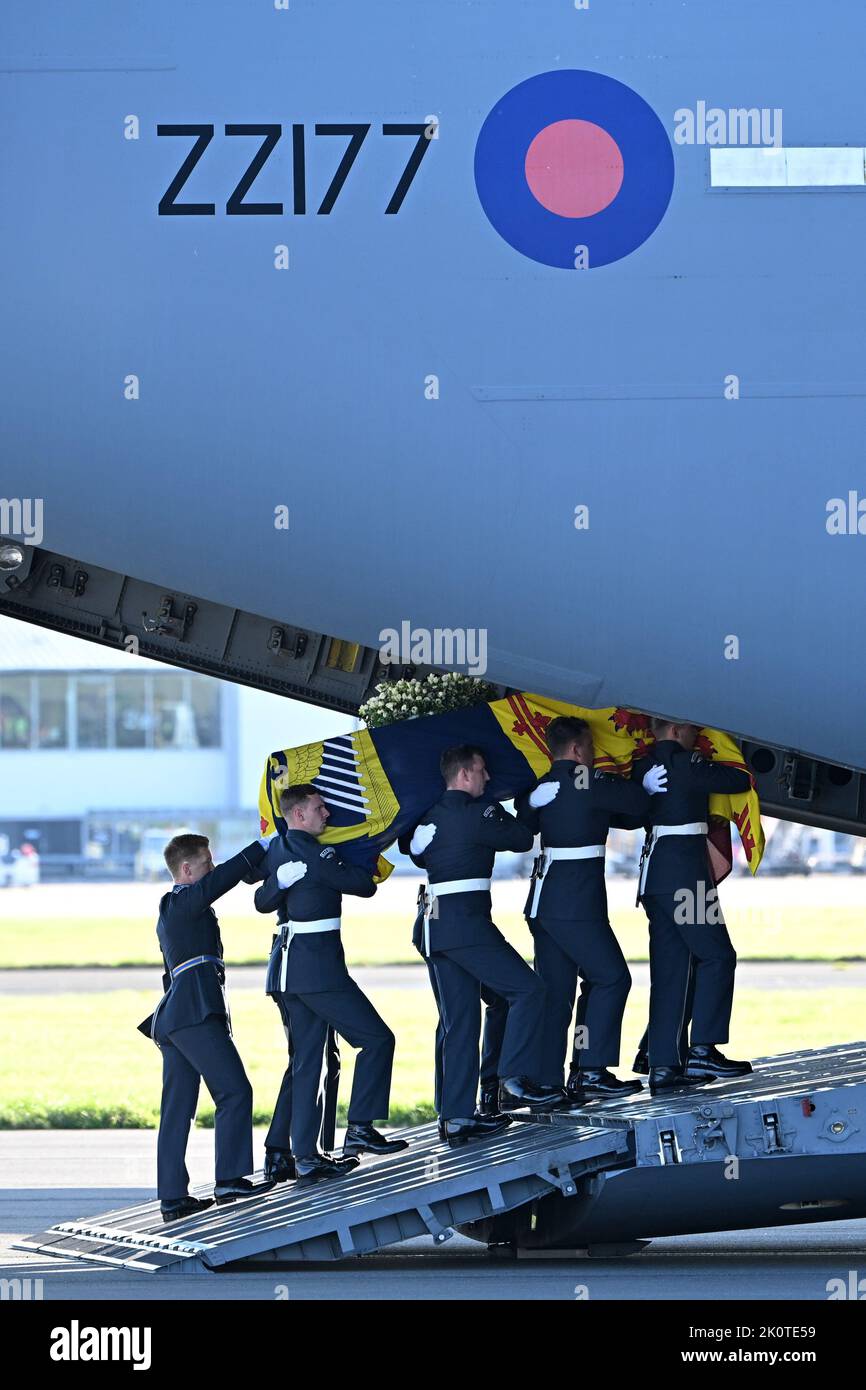 A bearer party from Queen's Colour Squadron of the Royal Air Force (RAF ...