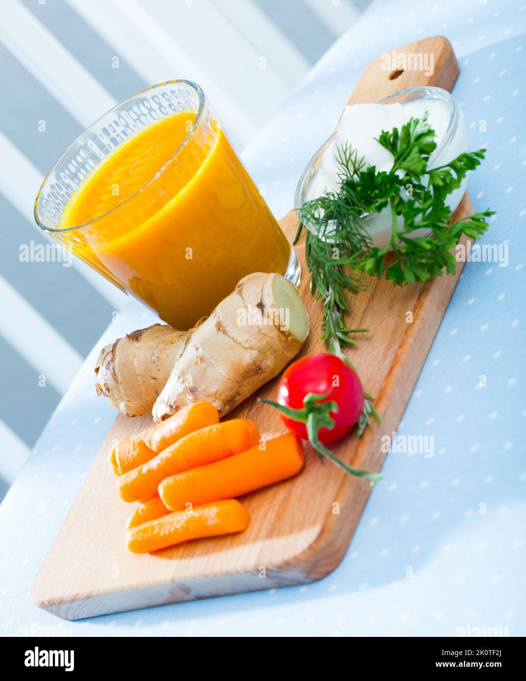 Freshly squeezed carrot-ginger juice Stock Photo - Alamy