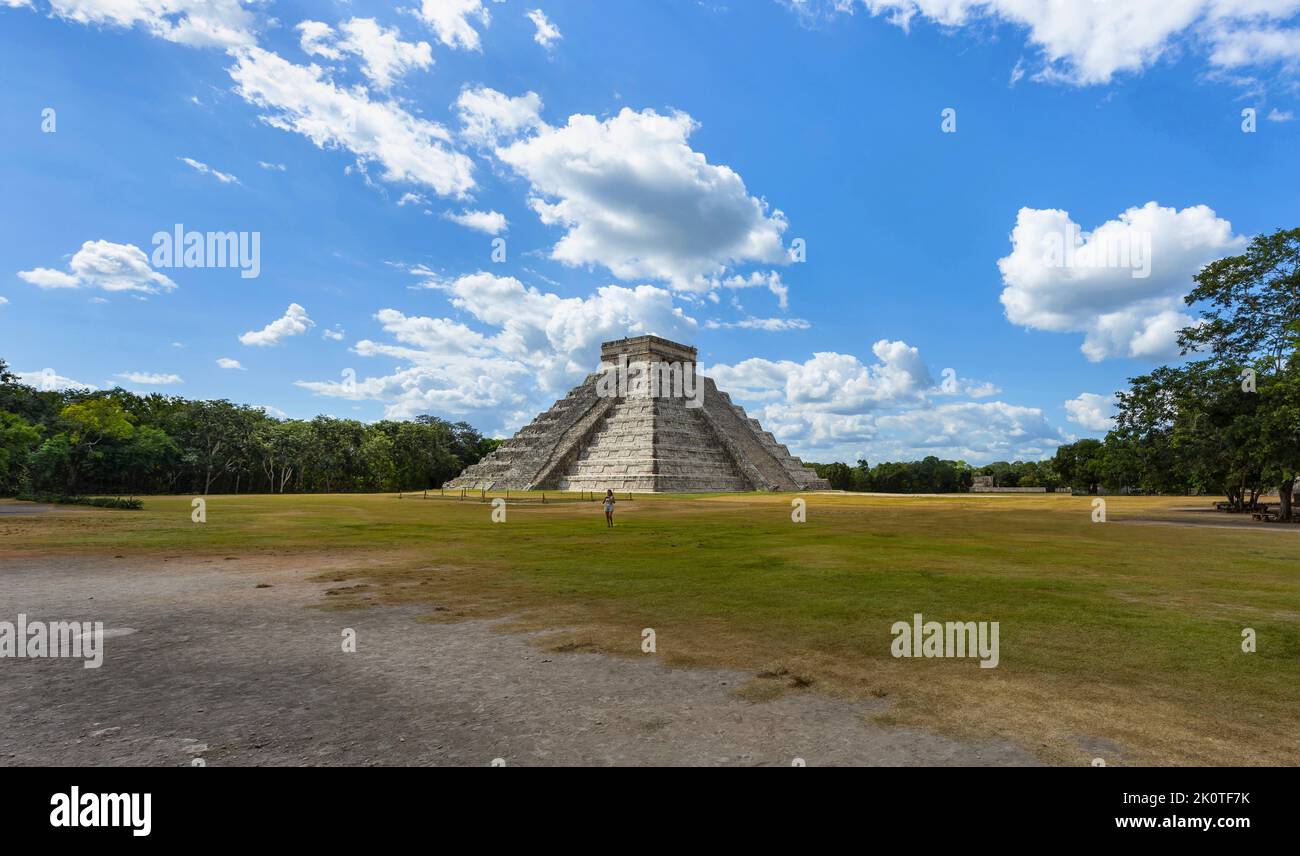 Kukulcan pyramid in Chichen Itza Stock Photo - Alamy