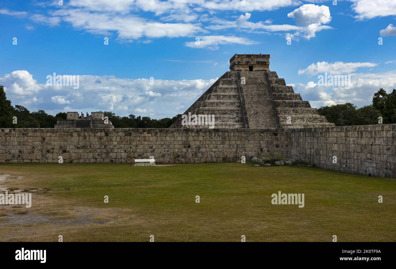 Kukulcan pyramid in Chichen Itza, Mexico Stock Photo - Alamy