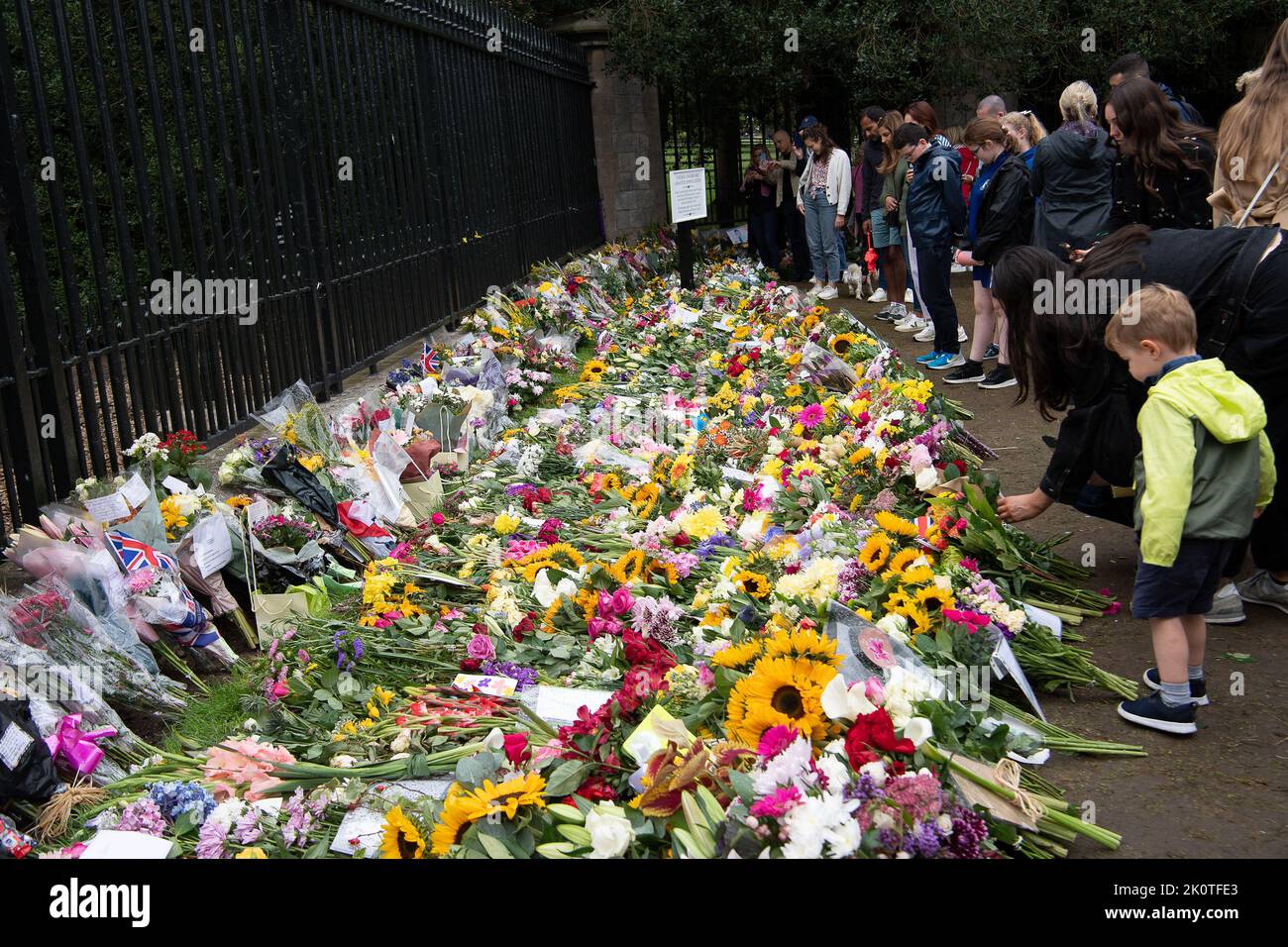 Windsor, Berkshire, UK. 13th September, 2022. Beautiful floral tributes ...