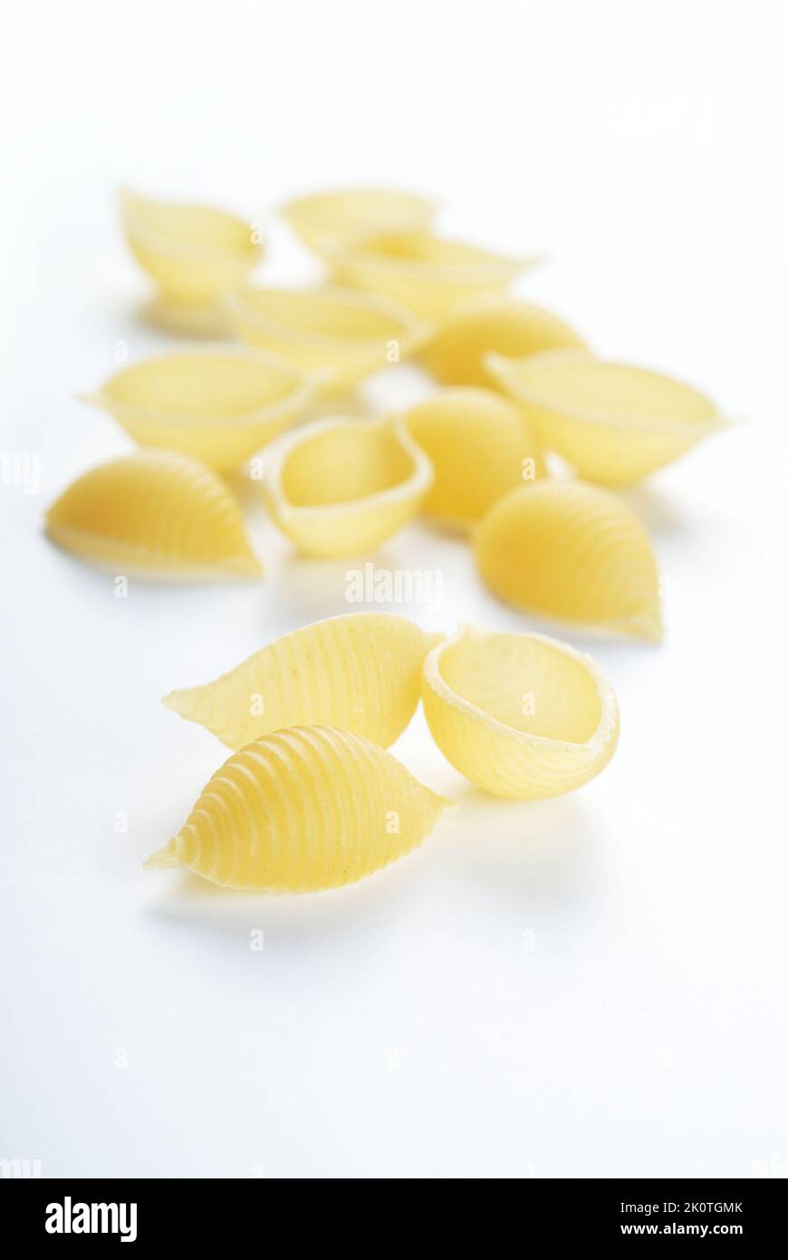 Pasta shells hi-res stock photography and images - Alamy