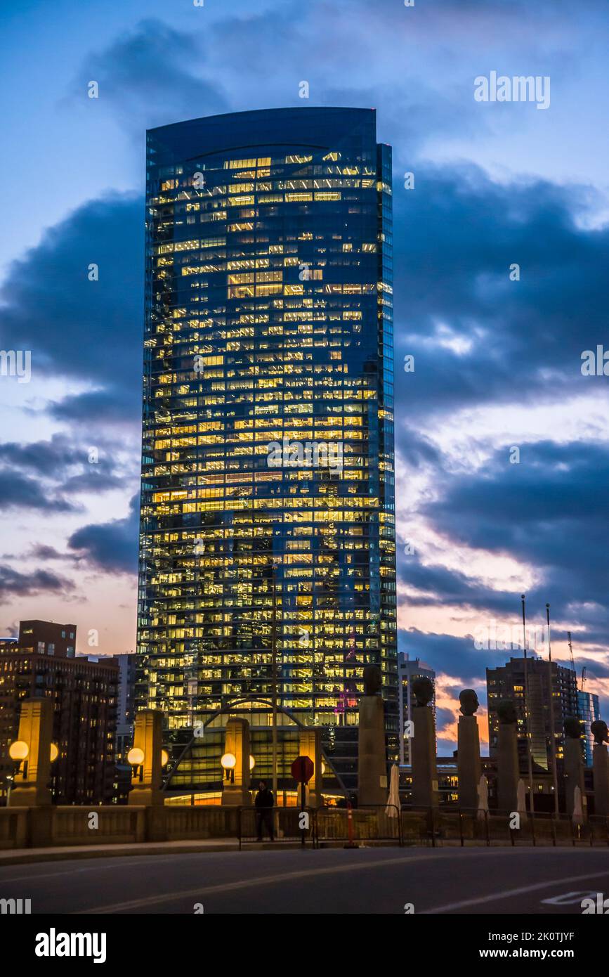View of a downtown skyscraper on Wacker Drive, Chicago, Illinois, USA ...